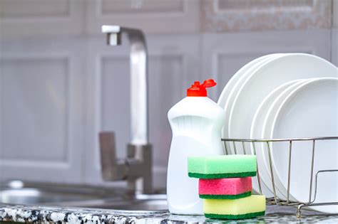 주방 카운터의 테이블에 있는 접시 건조대 접시 스폰지 및 식기 세척 세제에 있는 다양한 깨끗한 접시 더러운 접시 씻기 주방용 세제에 대한 스톡 사진 및 기타 이미지 Istock