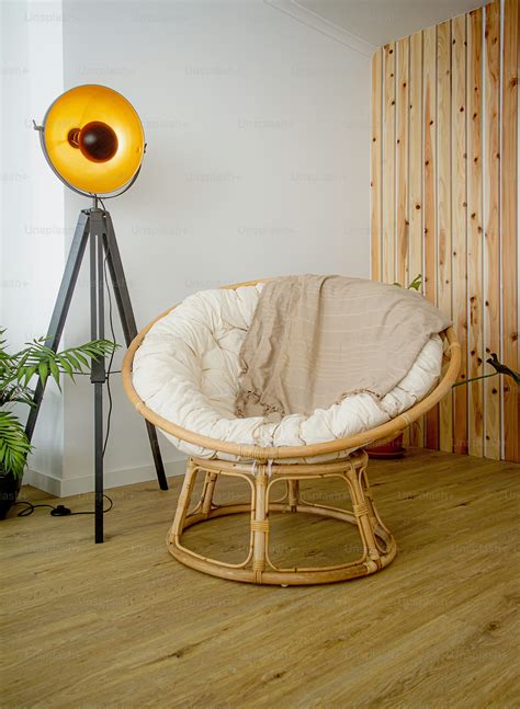 의자와 플로어 램프가있는 방 사진 Unsplash의 의자 이미지