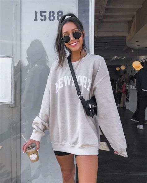Icons Round Sun­glass­es Of Danielle Brown On The Instagram Account