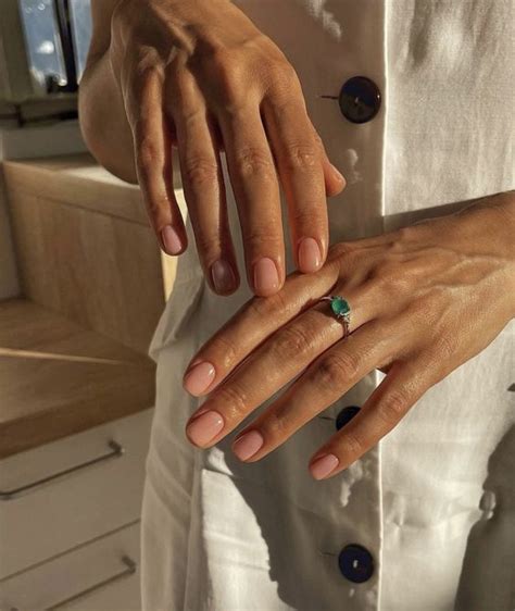 Naked nails é o estilo ideal para quem ama unhas minimalistas