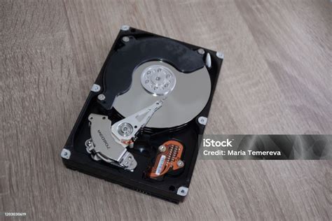 분해된 컴퓨터 하드 드라이브 장치 클로즈업 컴퓨터 부품 부품의 해체 검사 청소 및 수리 컴퓨터 하드 드라이브 데스크톱 컴퓨터의