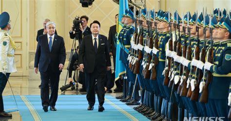카자흐스탄 의장대 사열하는 윤 대통령
