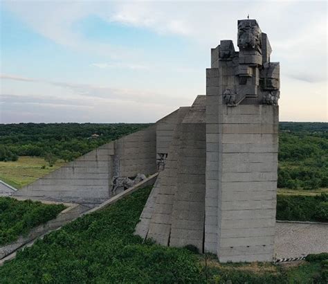 Паметник Създатели на българската държава Идеята за изграждането на паметника се появява през