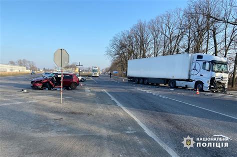 Біля Умані зіткнулися легковик та вантажівка є травмовані Читайте на