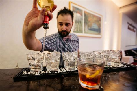 무료 사진 나이트 클럽 바텐더 칵테일 알코올 아이스 크리스탈 마실 것 유리 음료 남자 사람들