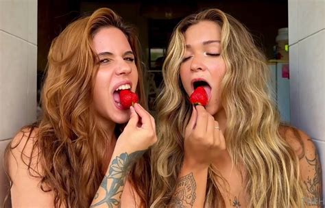 Mel Breia Pelada Comendo Morango Com Amiga Novinha Gostosa Cnn Amador