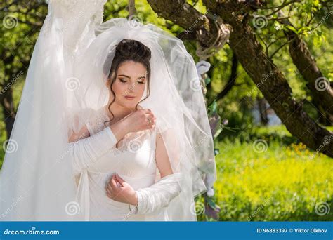 Eine Fantastische Braut Im Park Sitzt Auf Dem Schwingen Und Betrachtet