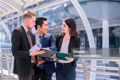 업무 회의 중에 분석 하 고 논의 하는 비즈니스 사람들의 그룹입니다 개념에 대한 스톡 사진 및 기타 이미지 개념 개념과 주제 경영자 Istock