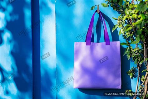 Ai创作图蓝紫色手提袋 紫色包装手袋 紫色户外室外 蓝色幻彩手提袋 蓝色色手提袋 包品牌 潮流纸袋 蓝色渐变手提袋 蓝色手提袋 紫色手提袋