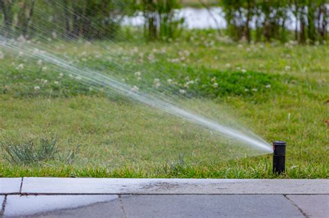 푸른 잔디의 배경에 잔디밭을 급수 하는 자동 스프링 클 러 시스템 가까운에 대한 스톡 사진 및 기타 이미지 가까운 관개 장비 녹색 Istock