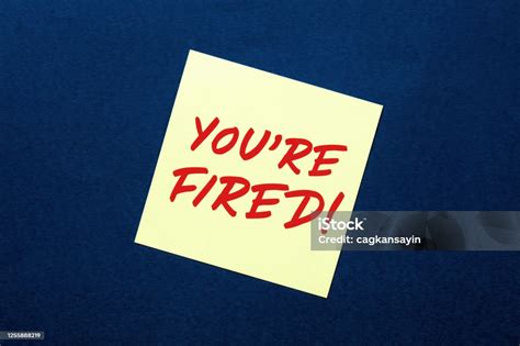 게시판에 부착된 스티커 용지에 작성된 메모가 작성되었습니다 0명에 대한 스톡 사진 및 기타 이미지 0명 개념 거절 Istock