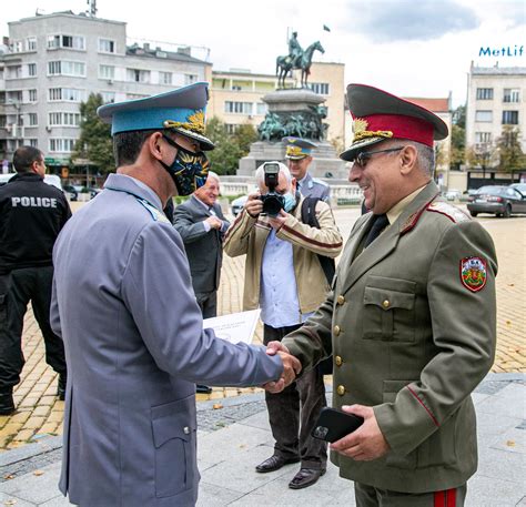 Началникът на Военна академия „Г С Раковски“ генерал майор д р Груди Ангелов поднесе цветя на