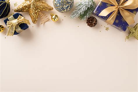 새해 소원이 현실이 됩니다 반짝이는 파란색과 금색 선물 장식품 별 장식 반짝이 솔방울 창백한 배경에 서리가 내린 전나무 가지 인사말이나 광고를 위한 공간이 있는 최고의 모습