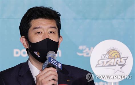 이번 시즌 임하는 각오 밝히는 후인정 감독 연합뉴스