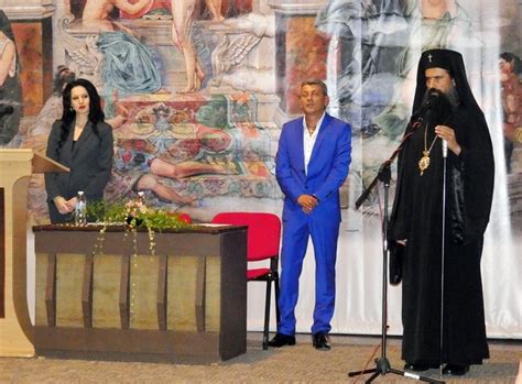 Д р Георги Гаврилов награди с почетни звания лекари и полицай в деня на Лом снимки