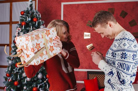 젊은 낭만적 인 귀여운 부부는 집에 머물고 함께 시간을 즐기고 있습니다 연인 포옹 에 Cristmas 장식 인테리어 2명에 대한 스톡 사진 및 기타 이미지 Istock