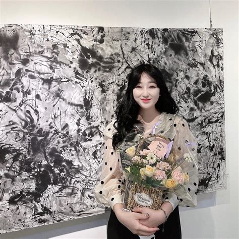 강로사 어쩌면 오늘이 전시의 마지막 날이었어요 내일오픈은 12 2시로 두시간만 열어요 ️ 와주신분들 너무 감사드리고 앞으로 더 좋은 그림으로 찾아뵙겠습니다 이제