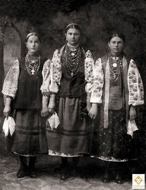 Дівки в національних строях Черкащина Чорнобаївський р н с Дубинка нині затоплене 20 і рр