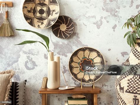 디자인 다채로운 바구니 나무 벤치 나뭇잎 조각품 무늬가있는 베개 및 개인 액세서리가있는 민족 거실 인테리어의 따뜻하고 아늑한 구성 가정 장식 템플렛 0명에 대한 스톡 사진