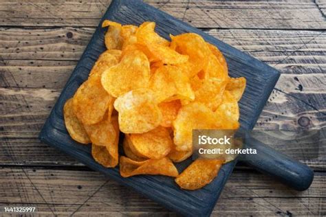 파삭 파삭 한 감자 칩 황금 칩의 나무 배경 질감 패스트 푸드 간식 복사 공간 스낵에 대한 스톡 사진 및 기타 이미지 스낵 0명 감자 칩 Istock