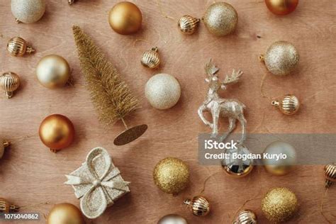 크리스마스 황금 반짝이 나무 순 록 선물 상자 및 빛나는 지팡이 소박한 배경에 볼 플랫이 하다 현대 골드 장식 그리고 현재입니다 계절 인사말입니다 즐거운 성탄절 0명에 대한