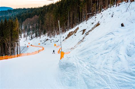 스키 리조트에서 카르파티아의 그림 같은 풍경 스키어를위한 높은 리프트 가파른에 대한 스톡 사진 및 기타 이미지 가파른 건축