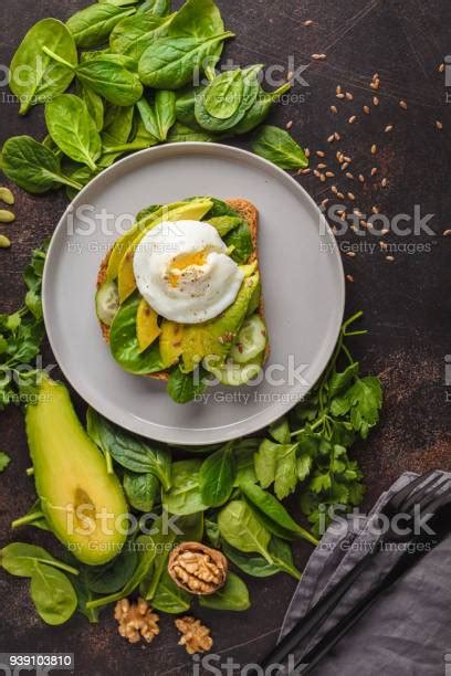 신선한 아보카도 아침 식사 계란 데친 샌드위치입니다 그린 샐러드와 씨앗 건강 한 채식 음식 개념 음식 배경입니다 보기 상위 공간을 복사 합니다 달걀에 대한 스톡 사진 및