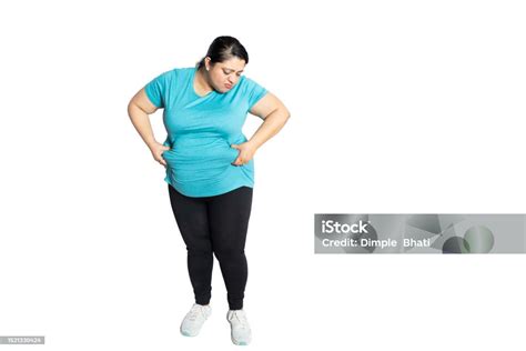 과도한 지방으로 고통받는 큰 배꼽 허리선을 잡고 있는 슬픈 과체중 인도 여성 걱정스러운 아시아 여성 무거운 몸 크기 문제체중 감량 개념 전체 길이 복사 공간 30 34세에