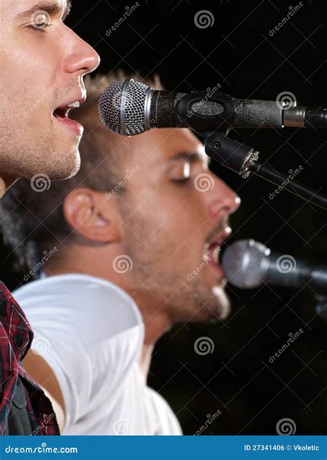 Dos Cantantes De Sexo Masculino Foto De Archivo Imagen De Estallido Concierto