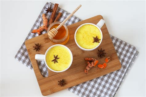 계피와 다른 향기로운 향신료 최고 보기와 황금 심 황 우유 건강하고 향기로운 해독 음료 한방 의학 항 염증 치료 가루로 빻은에