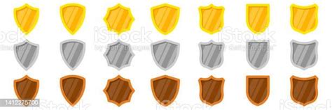 방패의 큰 컬렉션 황금 은 청동의 금속 벡터 일러스트 레이 션 0명에 대한 스톡 벡터 아트 및 기타 이미지 0명 1위 2 위 상 종류 Istock