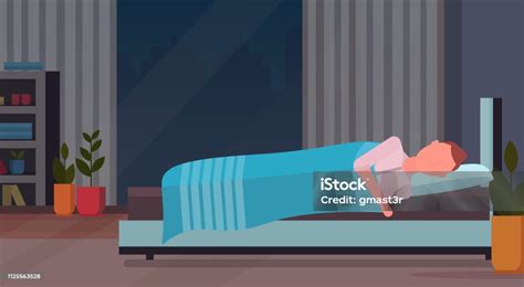 퀼트 피로 덮여 사람이 침대에서 자 고 밤 어두운 침실 현대 아파트 인테리어 남성 만화 캐릭터 평면 가로 전체 길이에 잠을 사람 가구에 대한 스톡 벡터 아트 및 기타 이미지