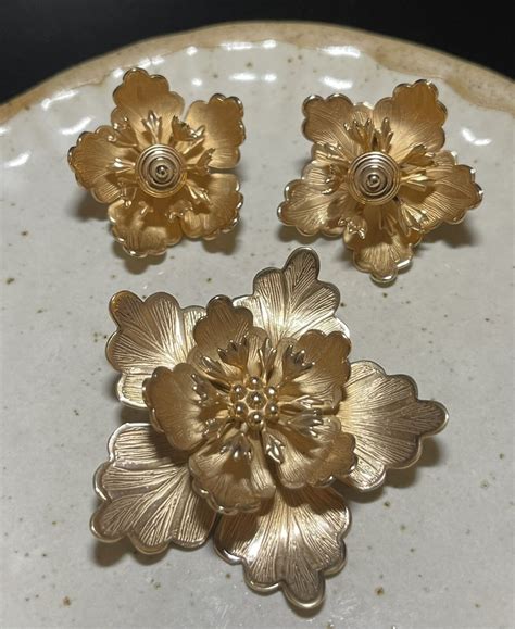 Giovanni 3 Piece Gold Tone Set Gem