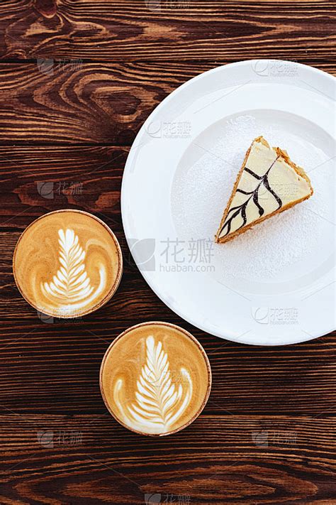 两杯咖啡和蛋糕在古老的木头上俯视图杯子放在木桌上
