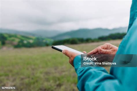 산에서 전화기를 들고 있는 여자 뒤에서 바라본 모습 도로 여행 교통 여행 기술 및 사람들의 개념 고화질 사진 Brand Name Smart Phone에 대한 스톡 사진 및