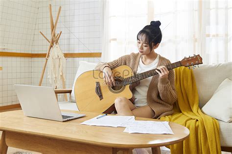 집에서 기타를 연주 예술적 아름다움 사진 무료 다운로드 Lovepik
