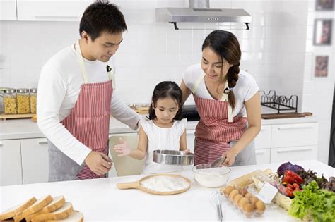 행복한 아시아 가족 아버지 어머니와 딸은 밀가루를 체질하여 반죽을 준비하고 부엌에서 쿠키를 굽습니다 가족 요리 음식 개념 아시아에 대한 스톡 사진 및 기타 이미지 Istock