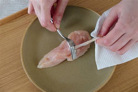 ふわっふわ食感「鶏ささみチーズピカタ」のつくり方。ササミの下処理にコツがあるよ Roomie（ルーミー）