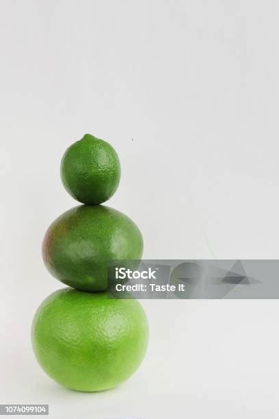 창작 배경을 다양 한 여름 열 대 과일 녹색 피트 니스 저녁 식사 식물 기반 다이어트 Frutarian 건강 한 음식 개념 먹기 감귤류 과일에 대한 스톡 사진 및 기타