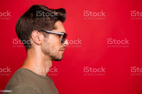빨간색 배경에 고립 된 회색 티셔츠를 입고 웃지 않는 빈 공간을 찾는 놀라운 남자의 프로필 사진 남자에 대한 스톡 사진 및 기타 이미지 Istock