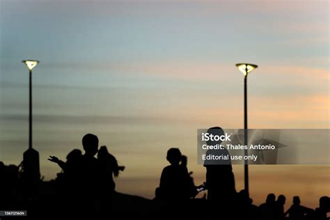 살바도르 바히아에서 파롤 다 바라의 멋진 화려한 일몰을 즐기는 사람들의 실루엣 개념에 대한 스톡 사진 및 기타 이미지 개념 관광 구름 풍경 Istock