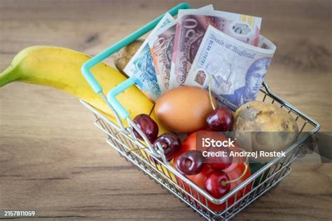 영국의 식품 가격 경제 개념 인플레이션 상승 및 영국 국민의 생활비 상승 음식과 영국 파운드 묶음이 담긴 식료품 바구니 0명에 대한 스톡 사진 및 기타 이미지 Istock