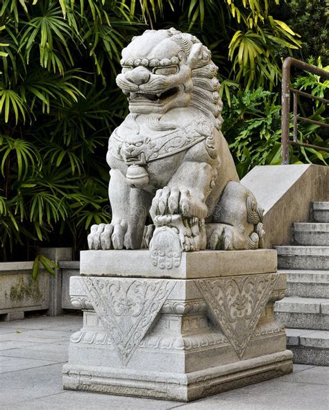 Los Chinos Tradicionales Empiedran El León Estatua China Del León Del