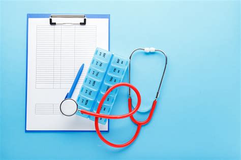 의사 약속 적색 청진기 의료 위생 마스크 정제 진료소에서 의사 직장에 대한 의료 문서 개념 의학 건강 관리 연구 과학 기로학 코로노바이러스 코비드19 0명에 대한 스톡 사진