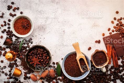 다양한 커피 어두운 구운 커피 콩 갈고리 및 캡슐의 배경은 복사 공간이있는 흰색 콘크리트 배경에 스쿱을 설치합니다 0명에 대한 스톡 사진 및 기타 이미지 Istock