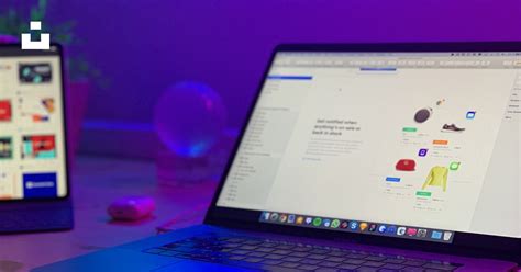 책상 위에 노트북을 켠 사진 Unsplash의 무료 맥북 이미지