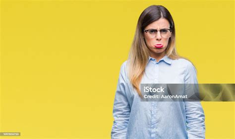 젊은 아름 다운 비즈니스 여자 격리 된 배경 우울 및 조 난에 대 한 걱정에 안경을 쓰고 울고 화 내 고 두려워 슬픈 식입니다 갈색 머리에 대한 스톡 사진 및 기타 이미지