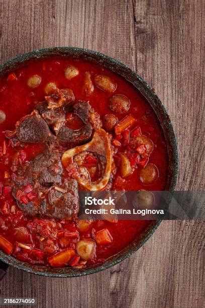 야채를 곁들인 Ossobuco 스튜 새 감자를 곁들인 뼈에 너클 토마토 소스 수제 평면도 사람 없음 0명에 대한 스톡 사진 및 기타 이미지 Istock