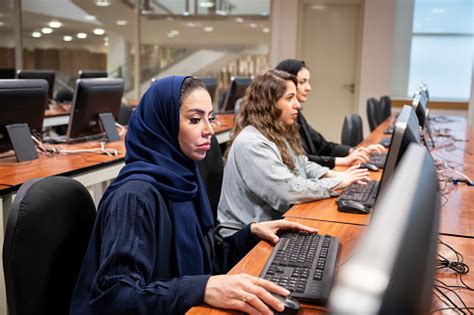 대학 컴퓨터 뱅크에서 데스크탑 Pc를 사용하는 중년 여성 아바야 의류에 대한 스톡 사진 및 기타 이미지 아바야 의류 20