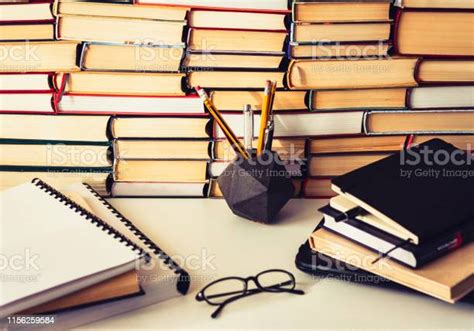 Tumpukan Buku Notebook Laptop Kacamata Di Latar Belakang Kantor Untuk Konsep Pembelajaran